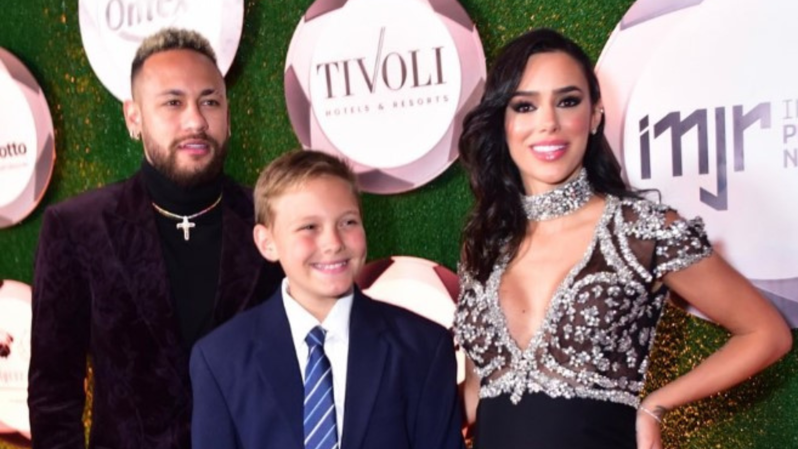 Neymar aparece com namorada após assumir traição - On fm Neymar aparece com namorada após assumir traição - On fm