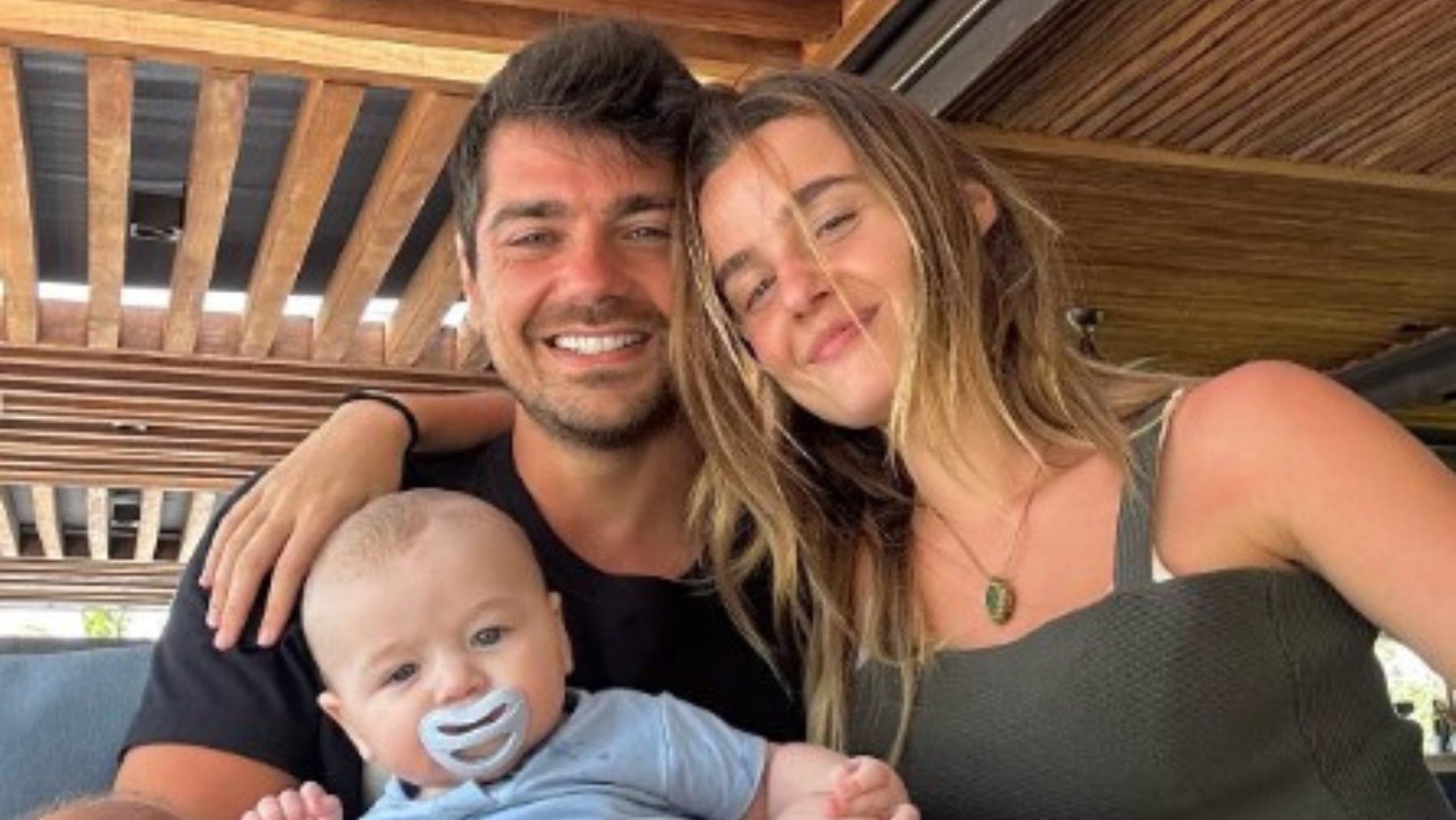 Lourenço Ortigão e Kelly Bailey de férias com o filho - On fm