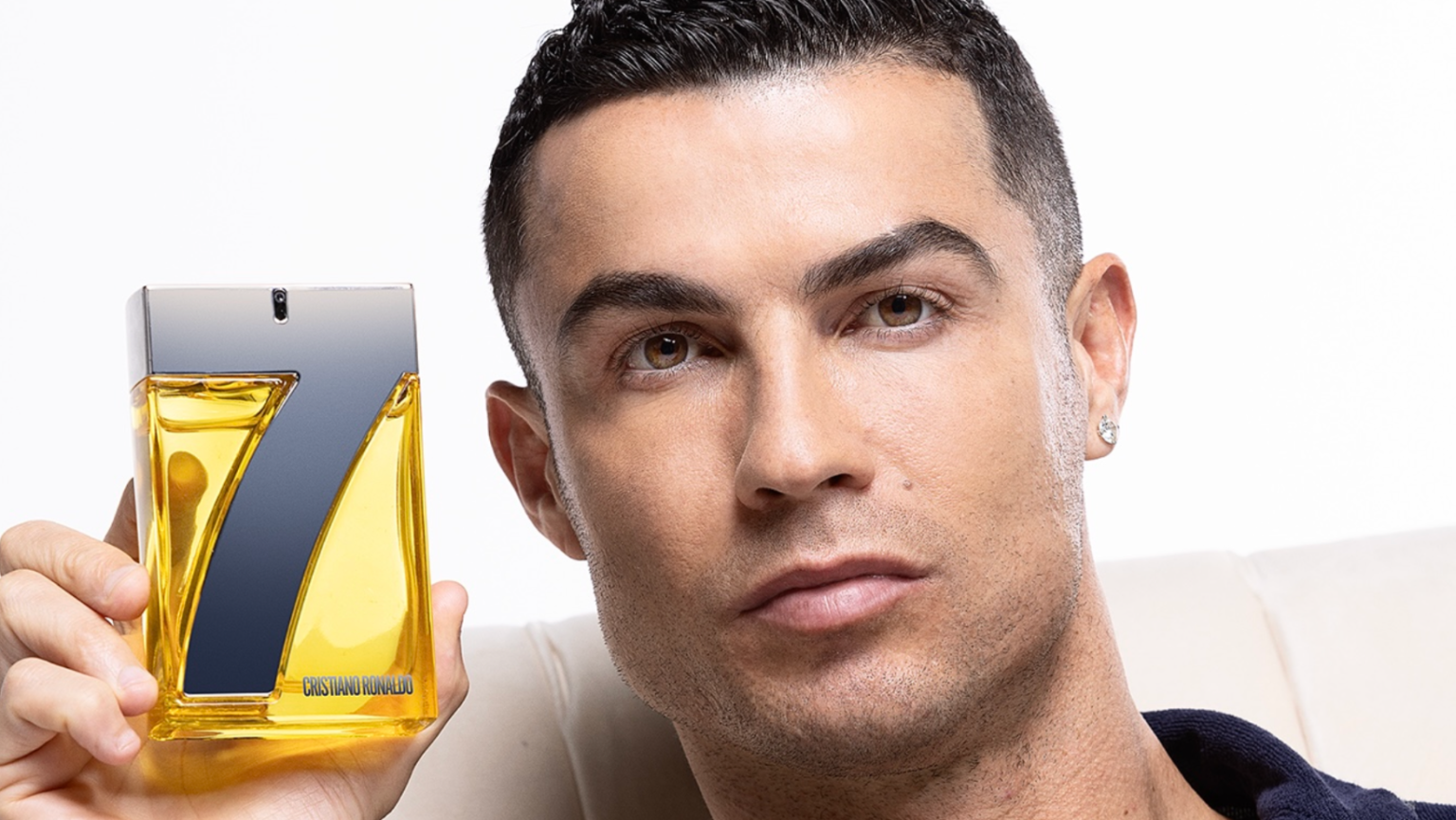 Cristiano Ronaldo lança novo perfume - On fm